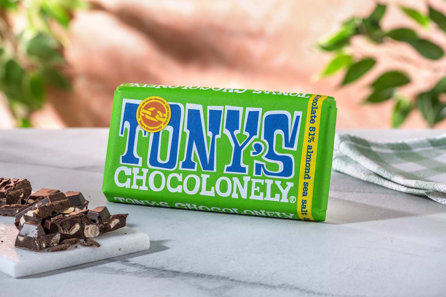 Tony's Chocolonely - Pure chocolade met amandel en zeezout Recept ...