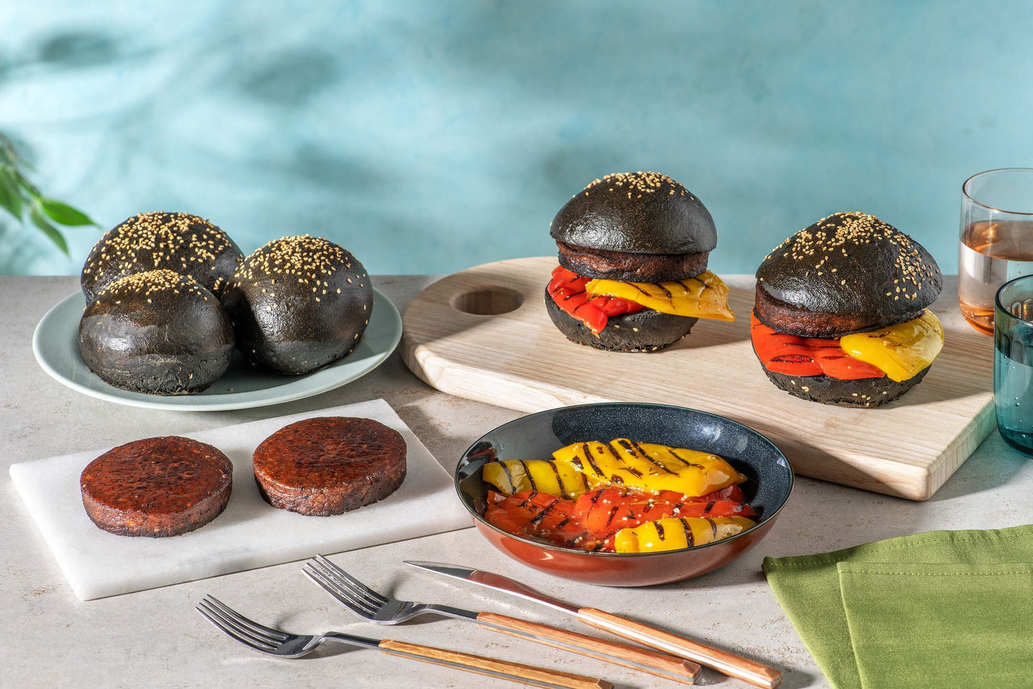 Pimp your Burger! Black Buns, veganes Patty & gegrillte Paprika Rezept ...