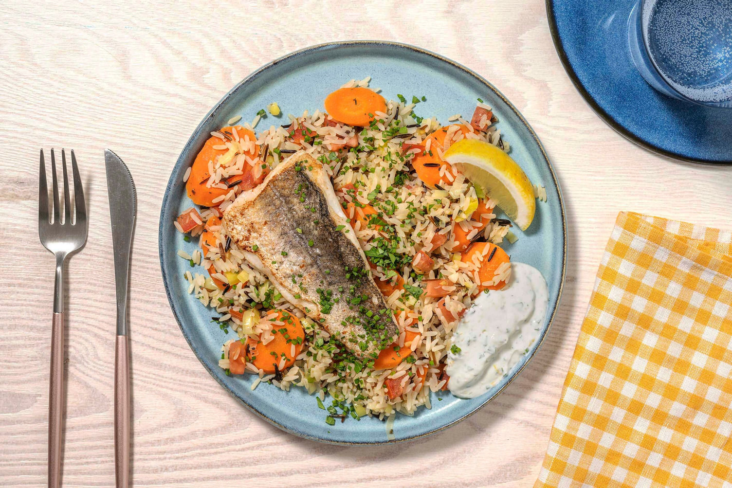 Kräuterige Reispfanne mit Seehecht Rezept | HelloFresh