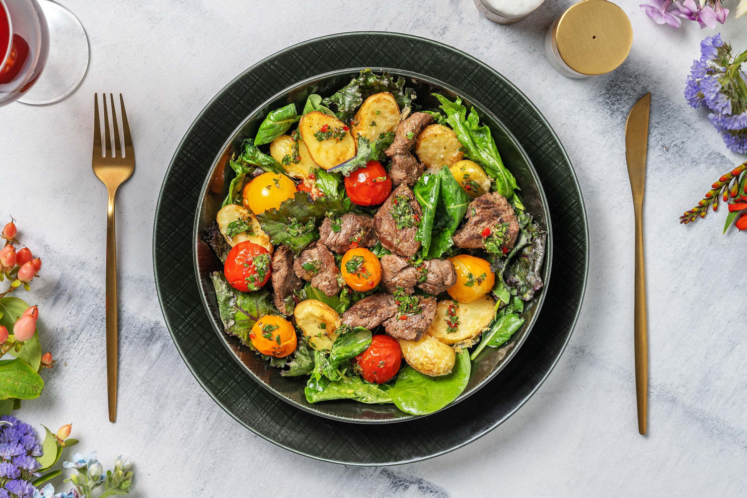 Rinderfiletspitzen mit Chimichurri auf Salat Rezept | HelloFresh