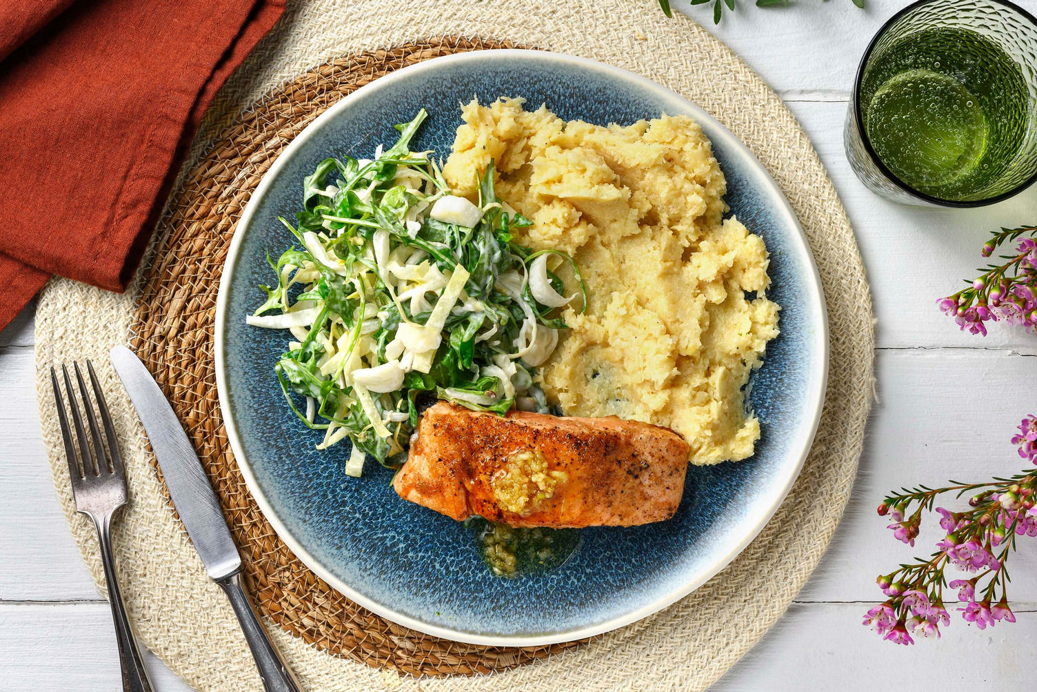 Zalmfilet met frisse witlofsalade Recept | HelloFresh