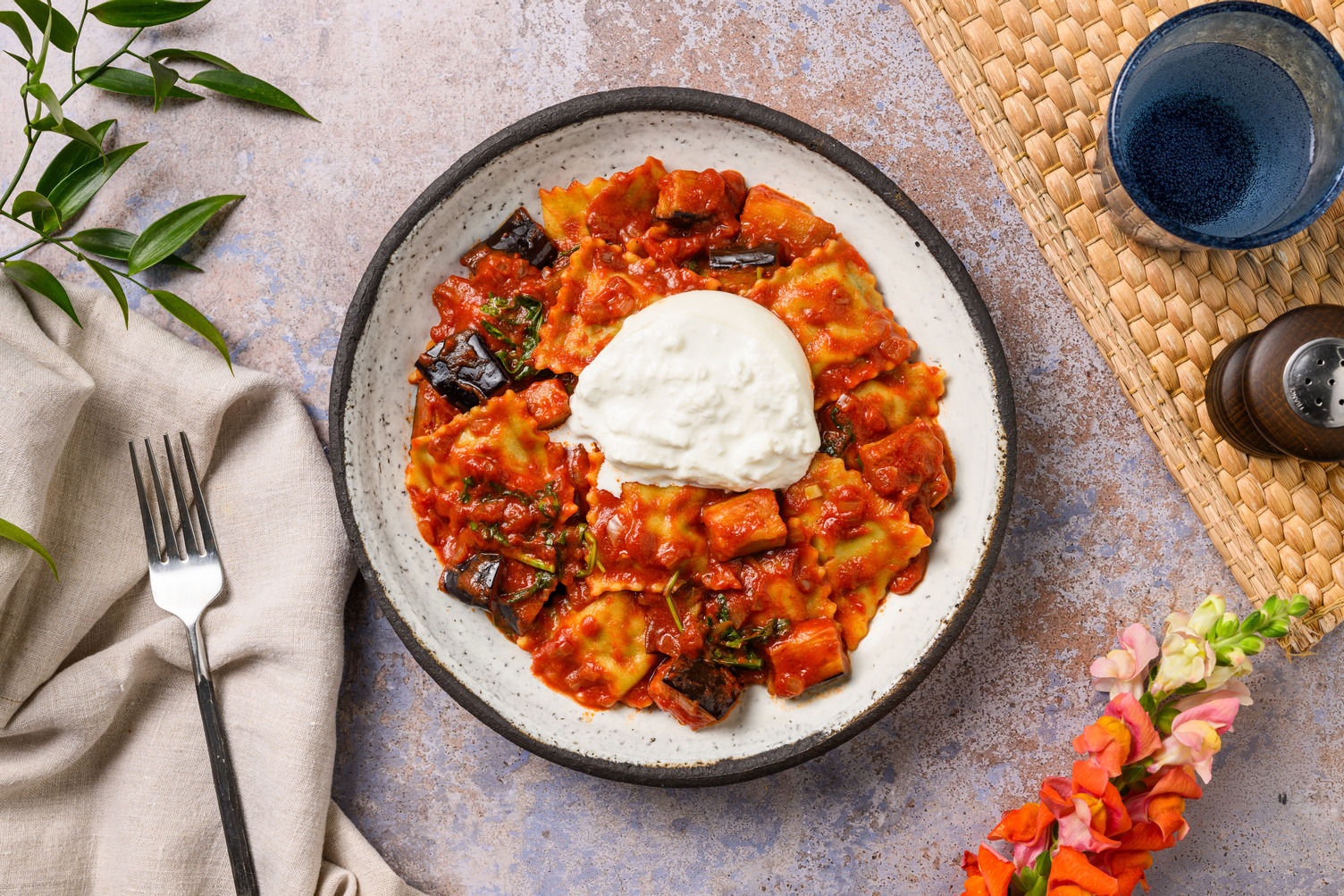 Verse ravioli in tomatensaus met burrata Recept | HelloFresh