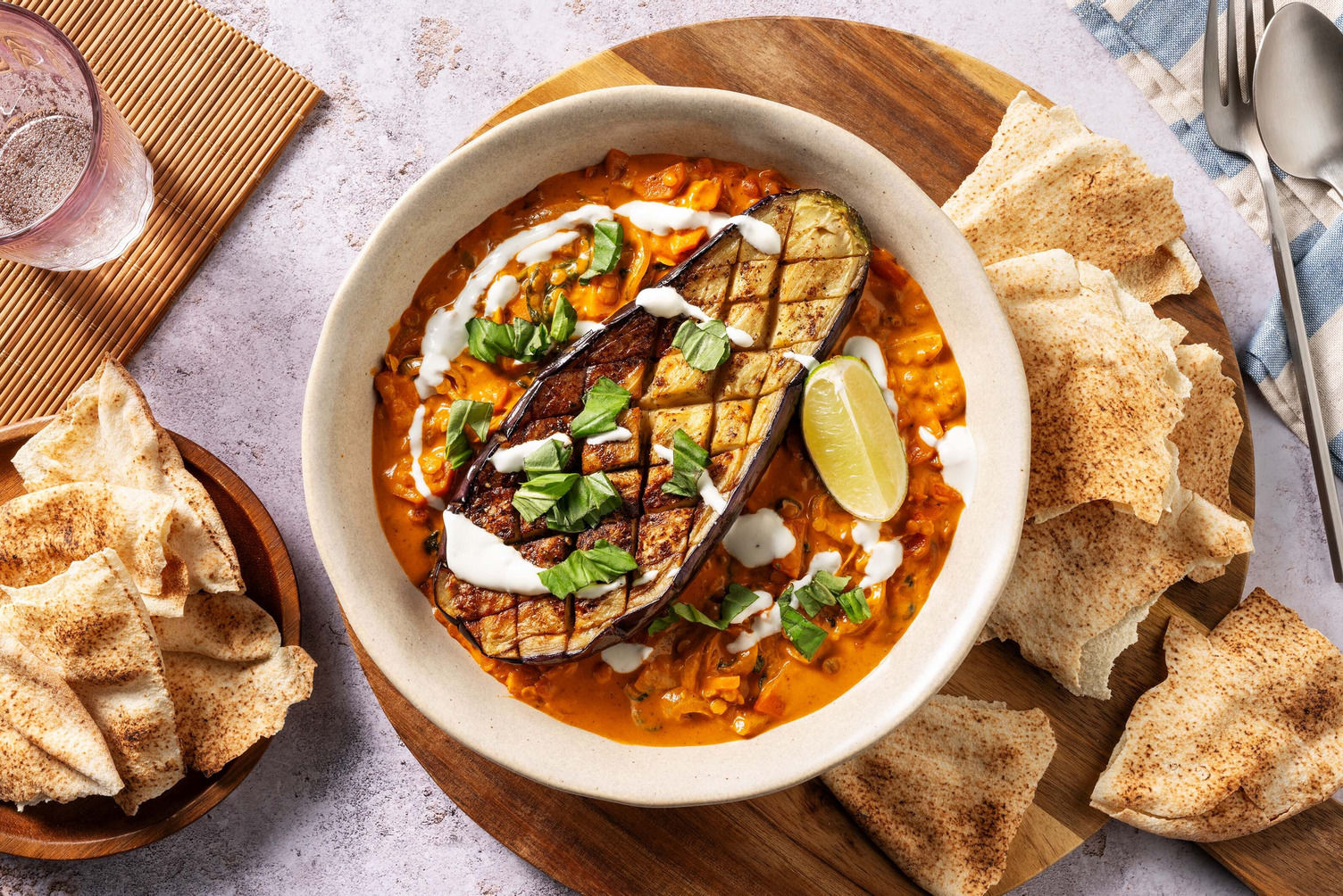Pittige gele curry met aubergine en platbrood Recept | HelloFresh