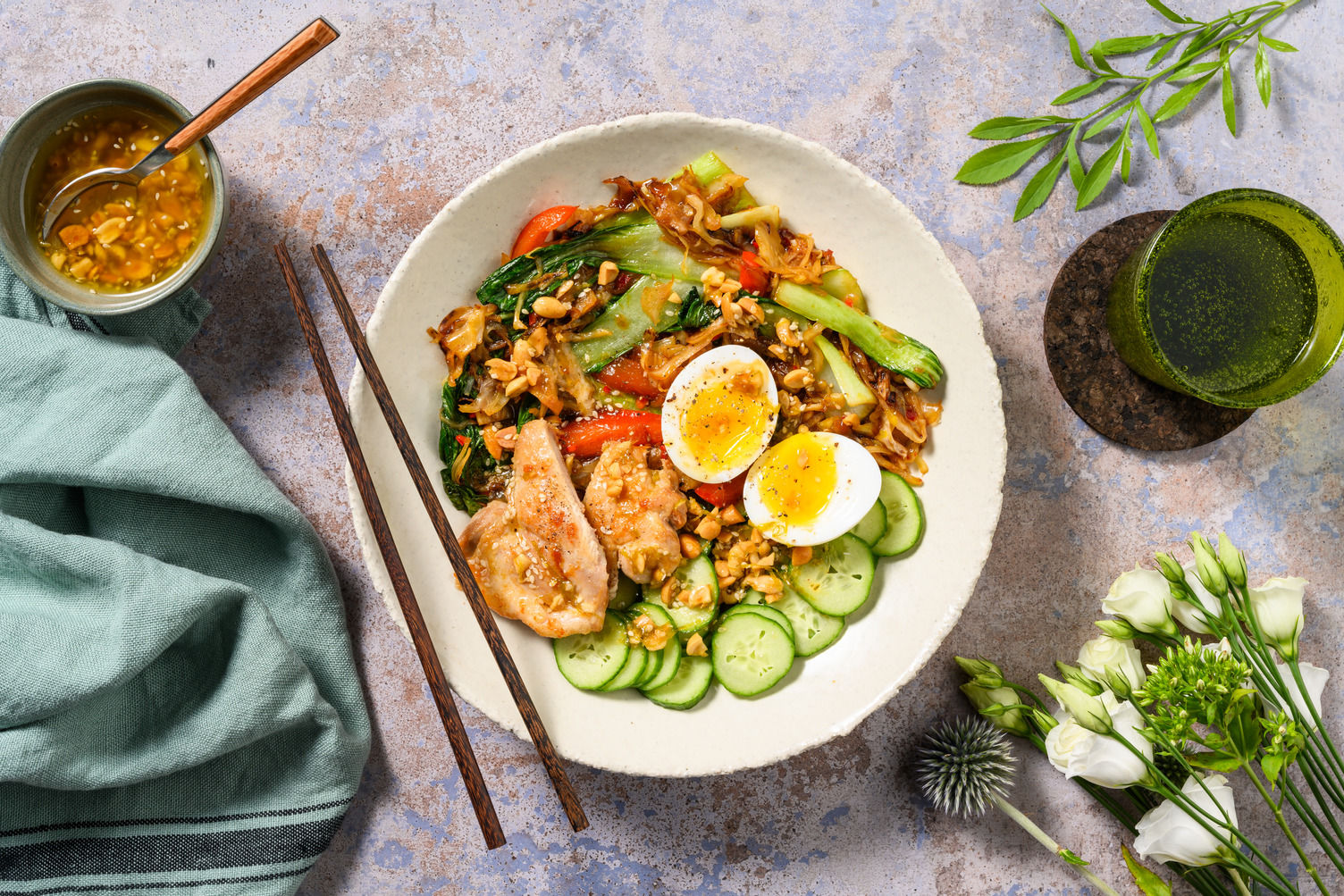 Keto-kip met Aziatische roerbakgroenten Recept | HelloFresh