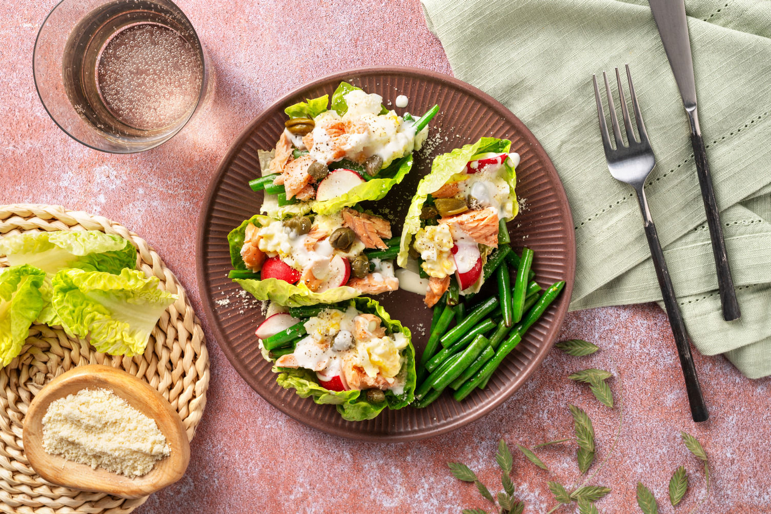 Sla-bootjes met eiersalade en zalmsnippers Recept | HelloFresh