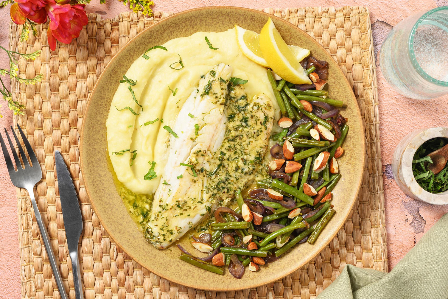 Gebakken heek in citroen-botersaus en basilicum Recept | HelloFresh