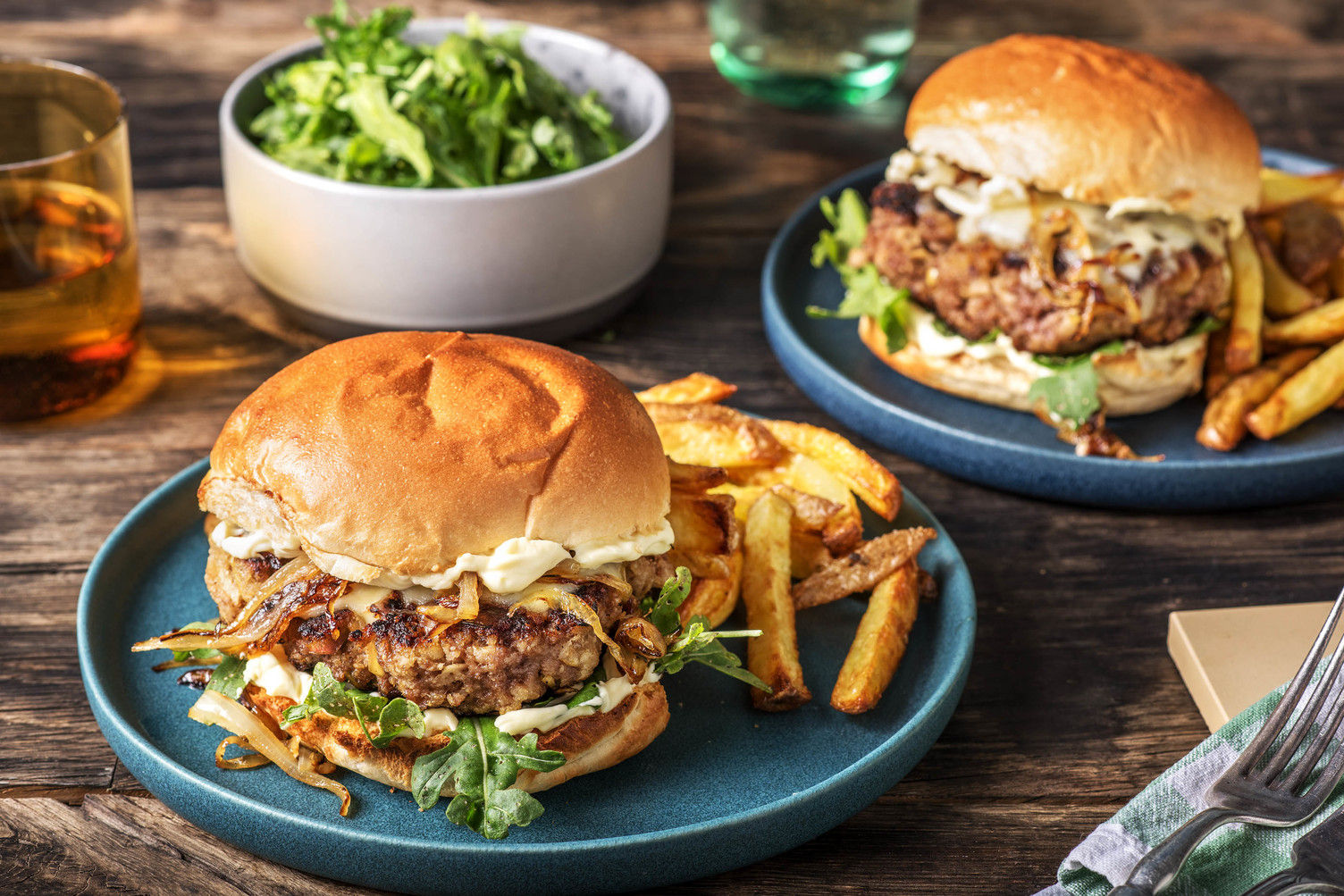 Äppelburgare med nötfärs, karamelliserad lök och pommes frites Recept ...