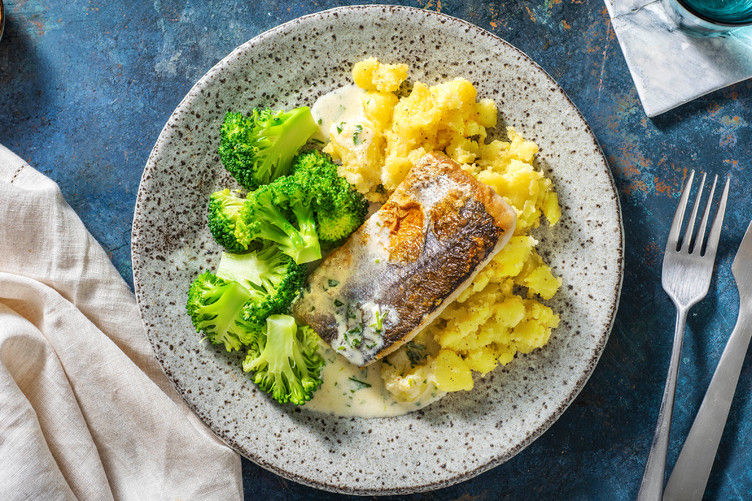 Stekt kummel med krossad potatis, broccoli och dragonsås Recept ...