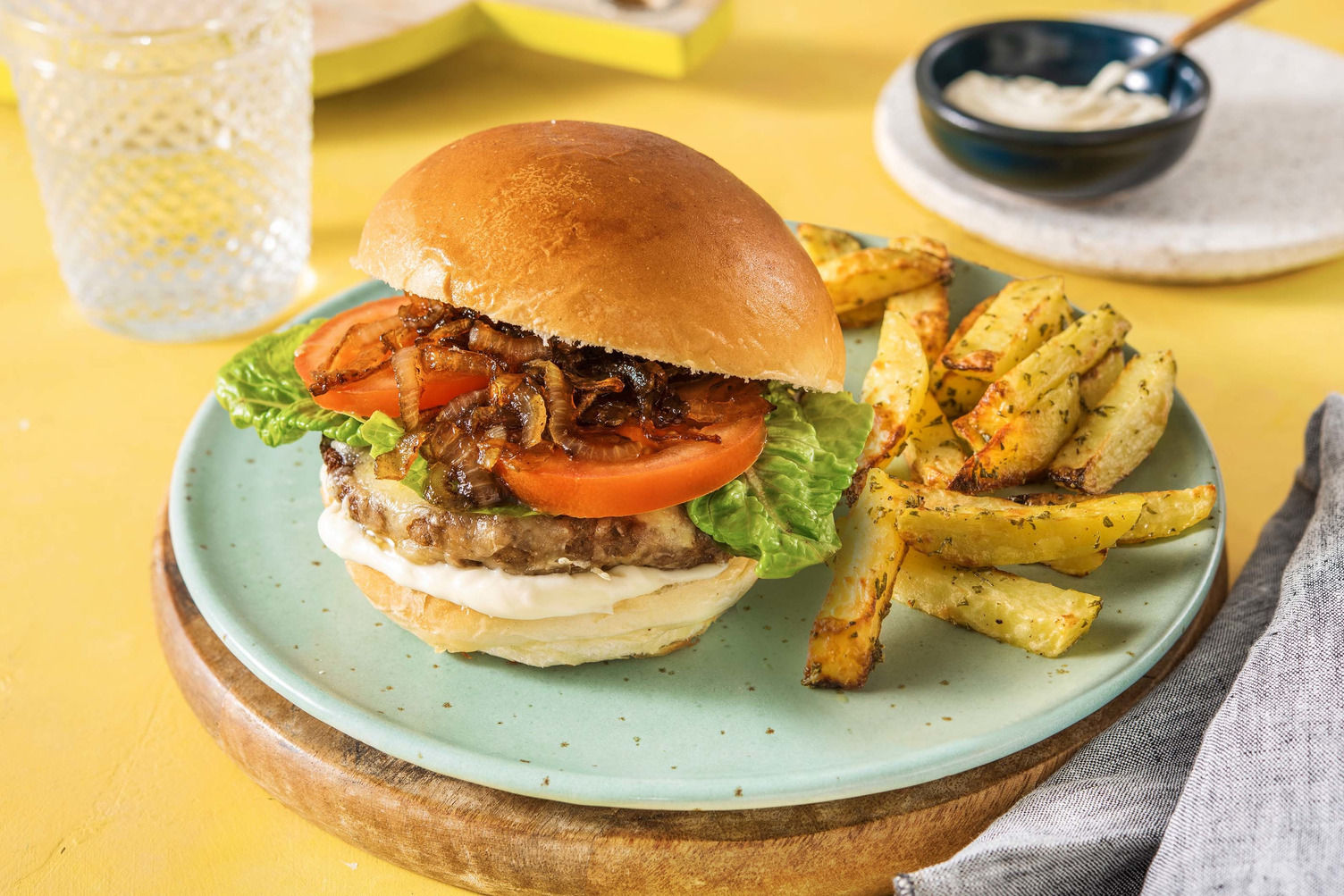 Cheeseburger med fritter, karamelliserede løg & aioli | HelloFresh