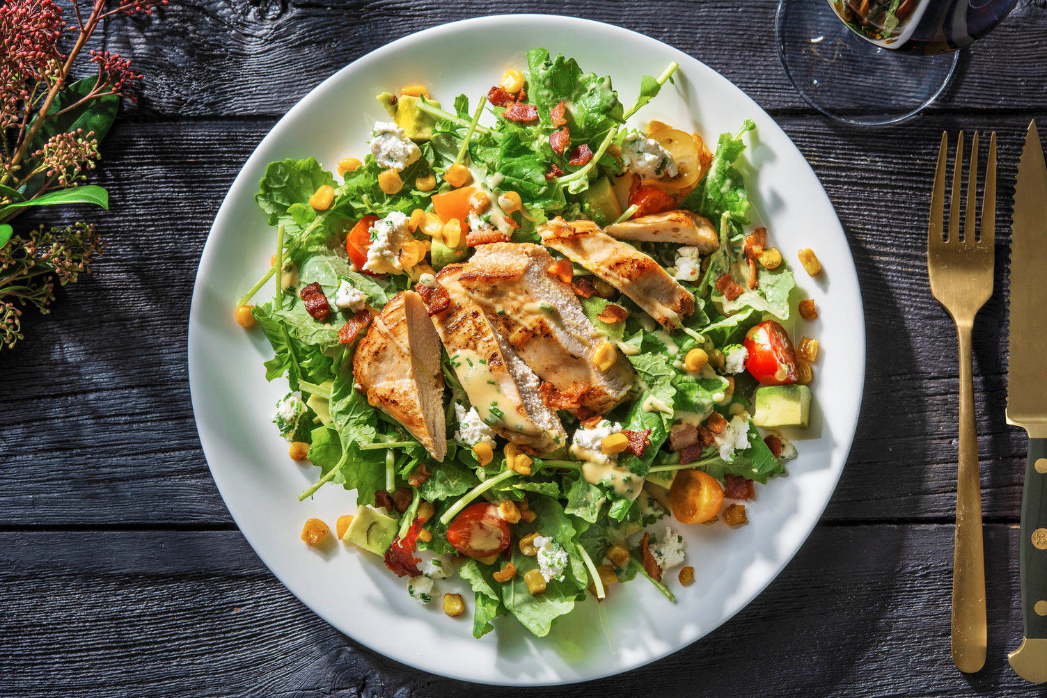 Salade Cobb au poulet et au bacon sur bébé chou frisé Recette | HelloFresh