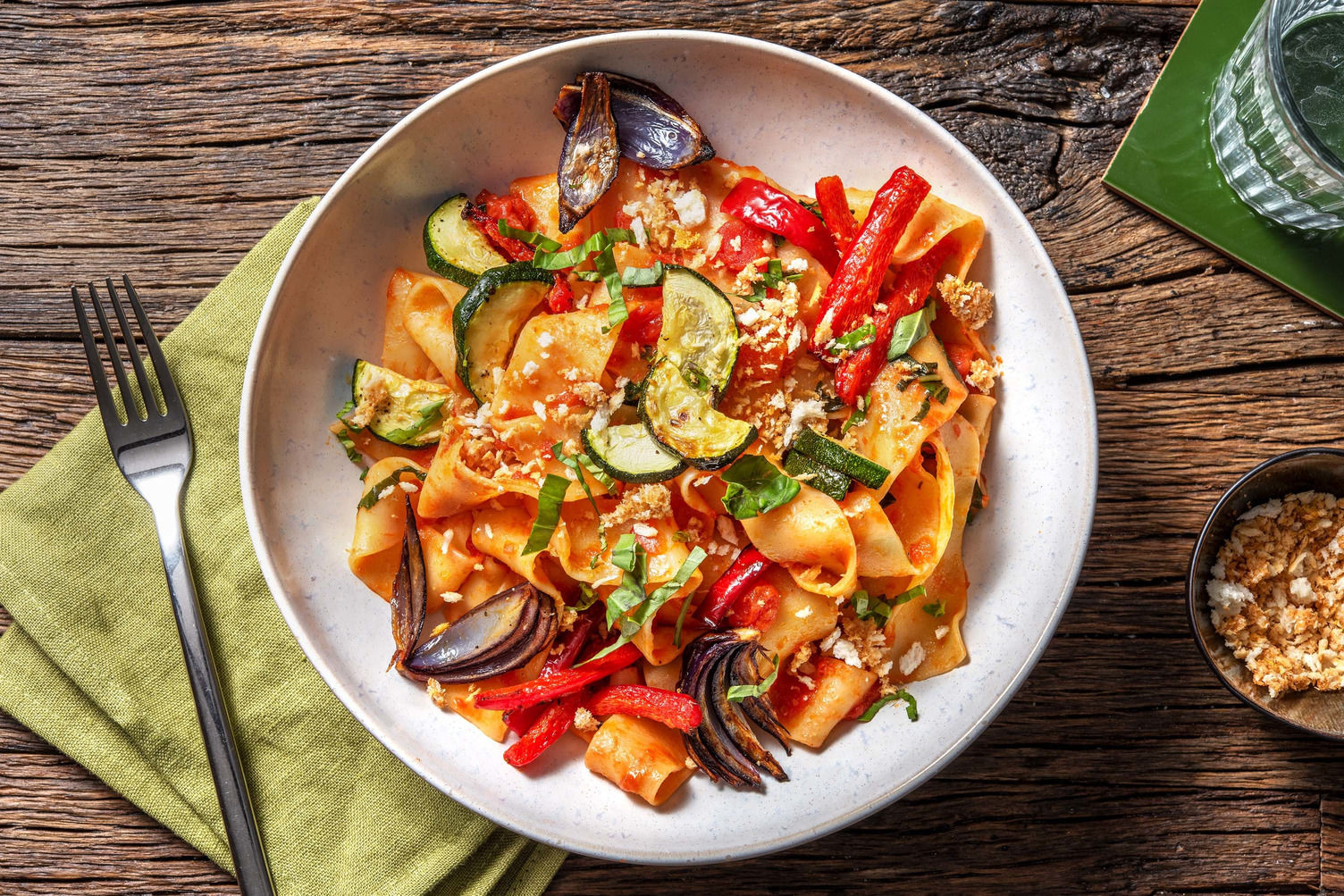 Tagliatelle Toscana-style med zucchini, vitlök och basilika Recept ...
