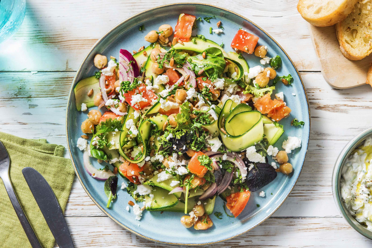 Grekisk sallad med salladsost, kikärtor och vitlöksbröd Recept | HelloFresh