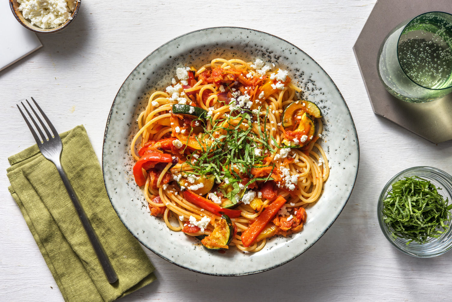 Spaghetti med bagte grøntsager og feta | HelloFresh