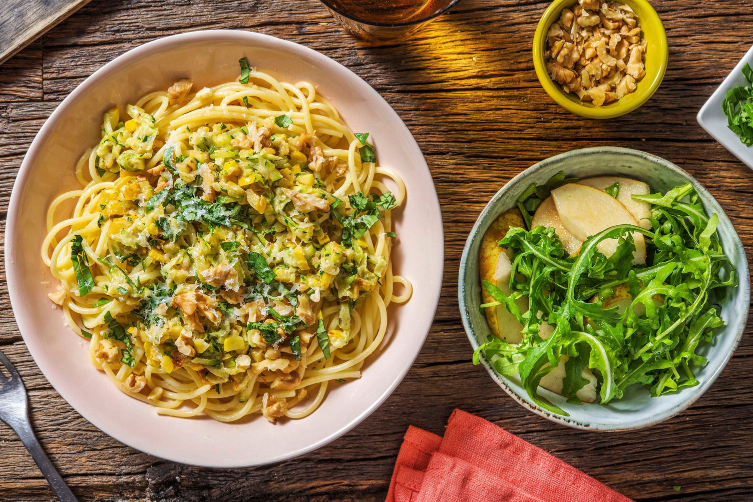 Krämig citronspaghetti med gul zucchini, päron- och rucolasallad Recept ...