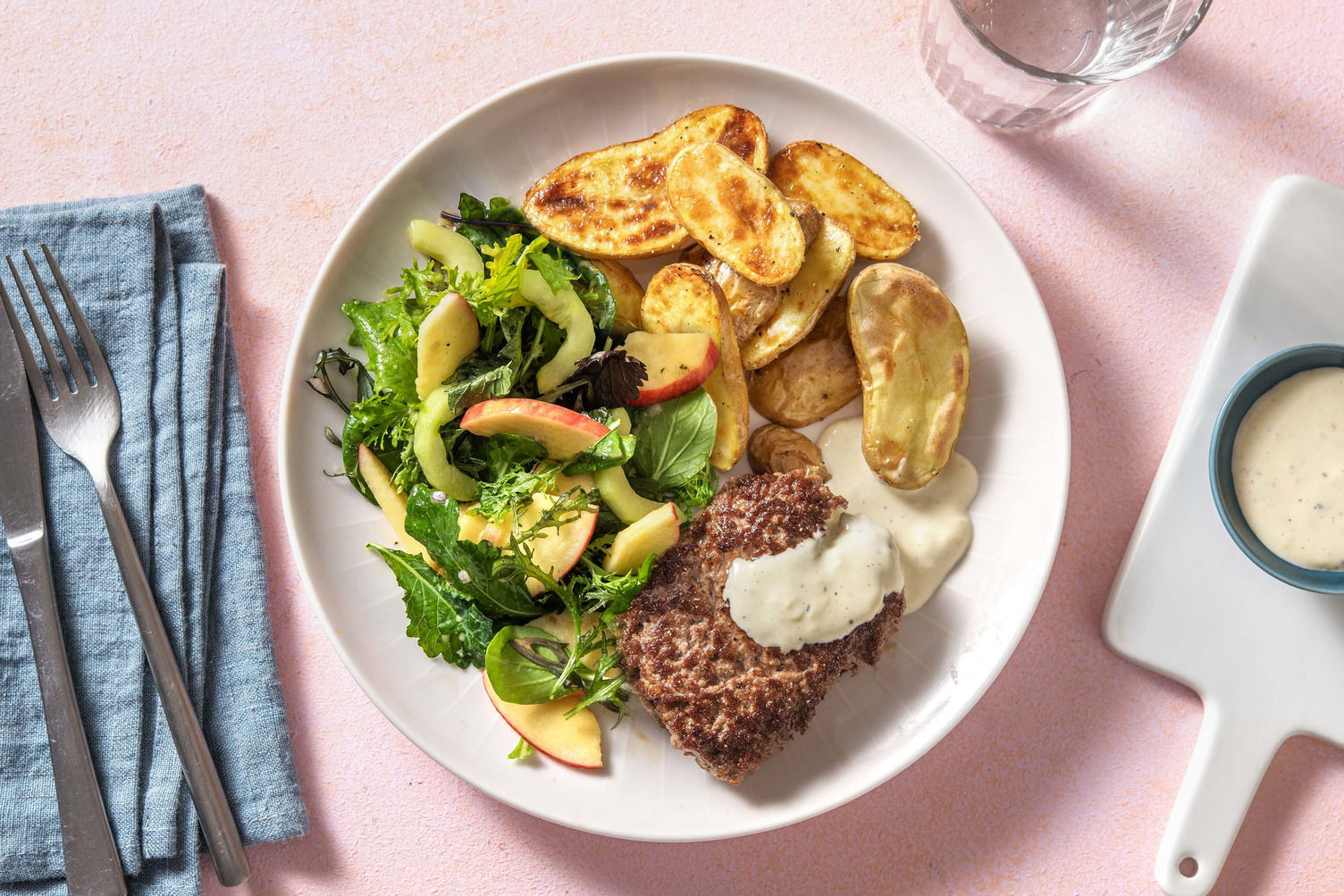 Steak haché et sauce au camembert, grenailles rôties Recette | HelloFresh