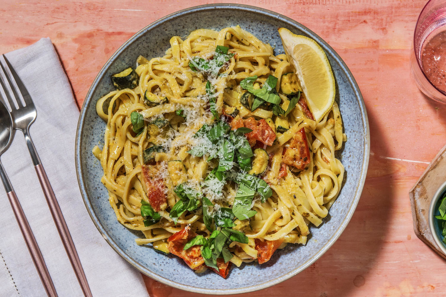 Tagliatelle med cremet pesto, tomat & zucchini | HelloFresh