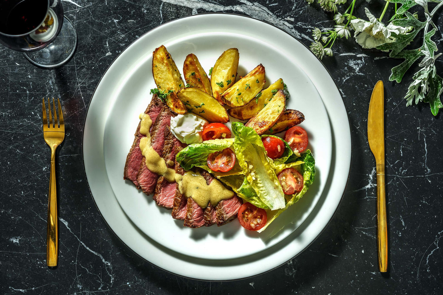 Entrecôte & pommes de terre rôties à l'ail et au persil Recette ...