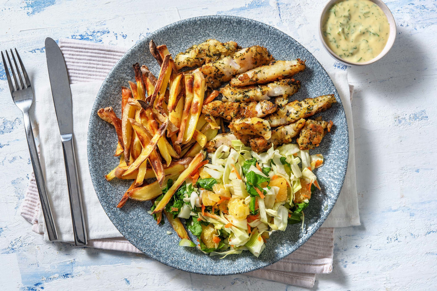Paneret torsk med appelsinsalat og pommes frites | HelloFresh