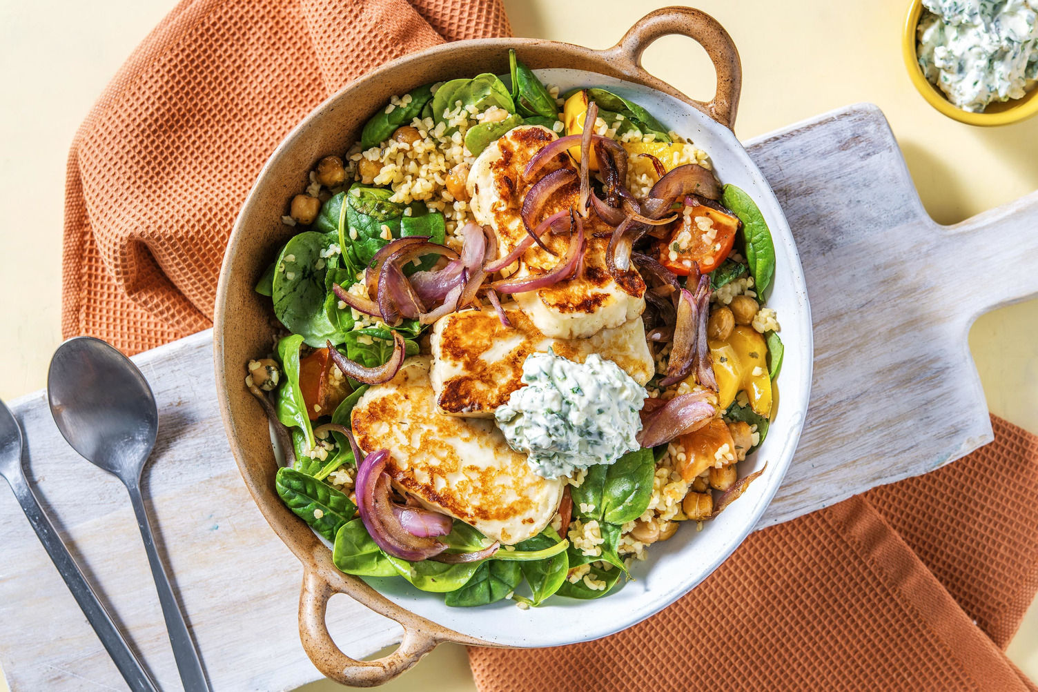 Varm grillostsalat | HelloFresh