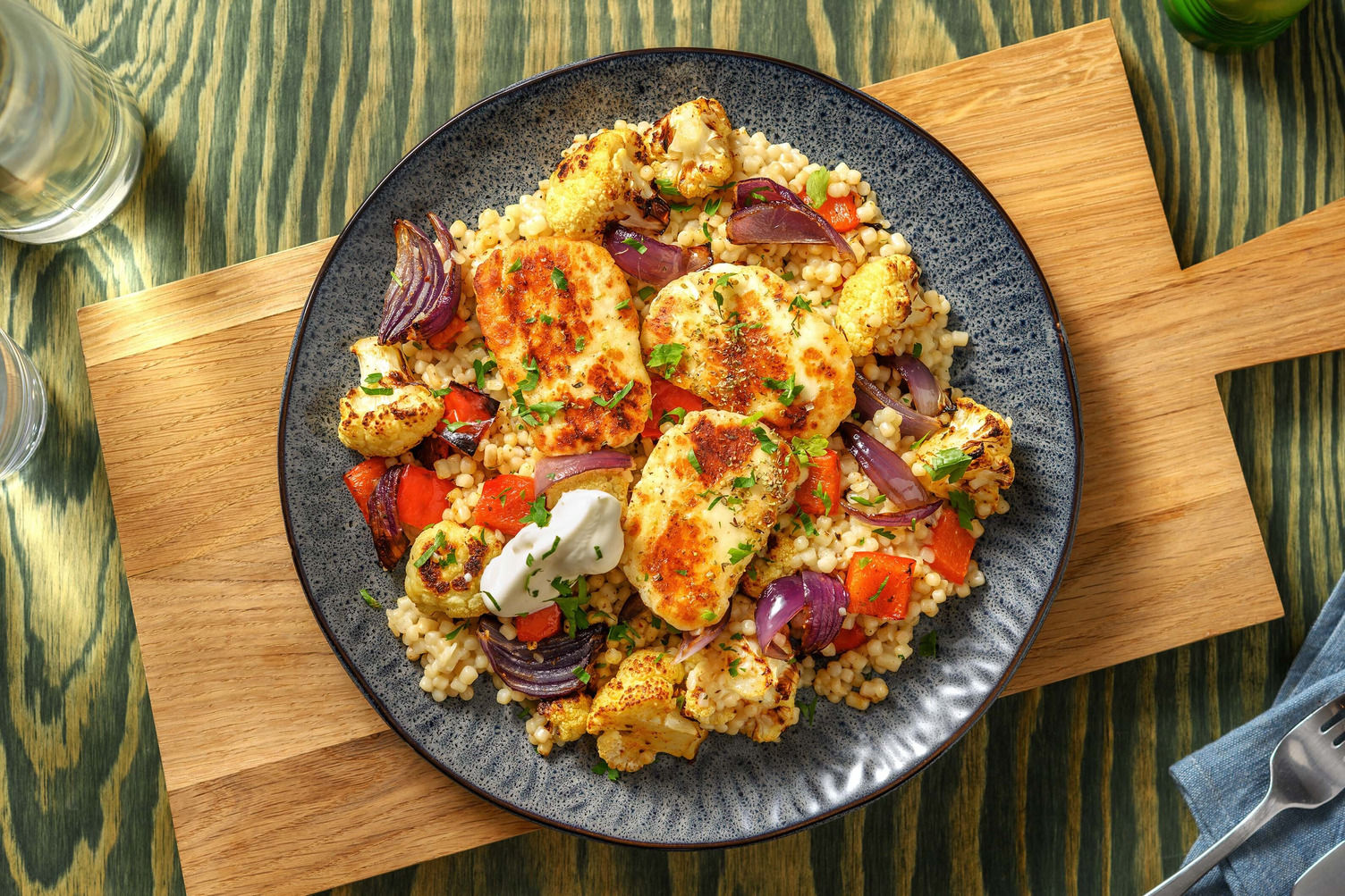 Honungs- och oreganomarinerad halloumi med pärlcouscous och kryddiga ...