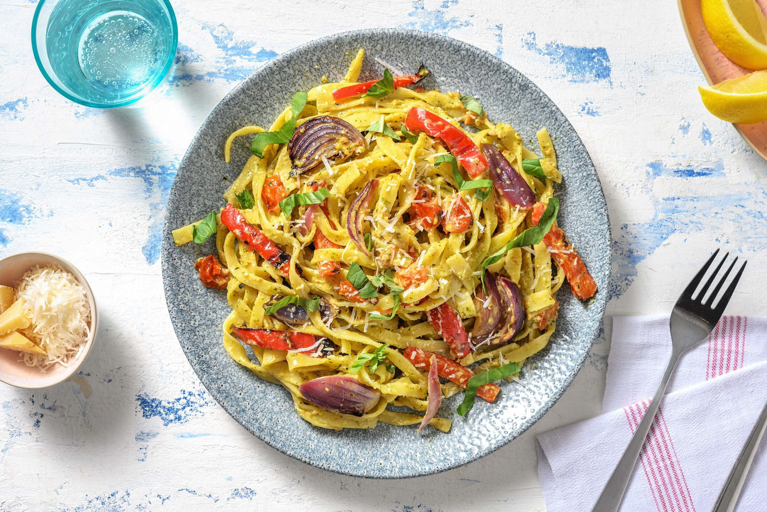 Tagliatelle med cremet pesto, tomat & peberfrugt | HelloFresh