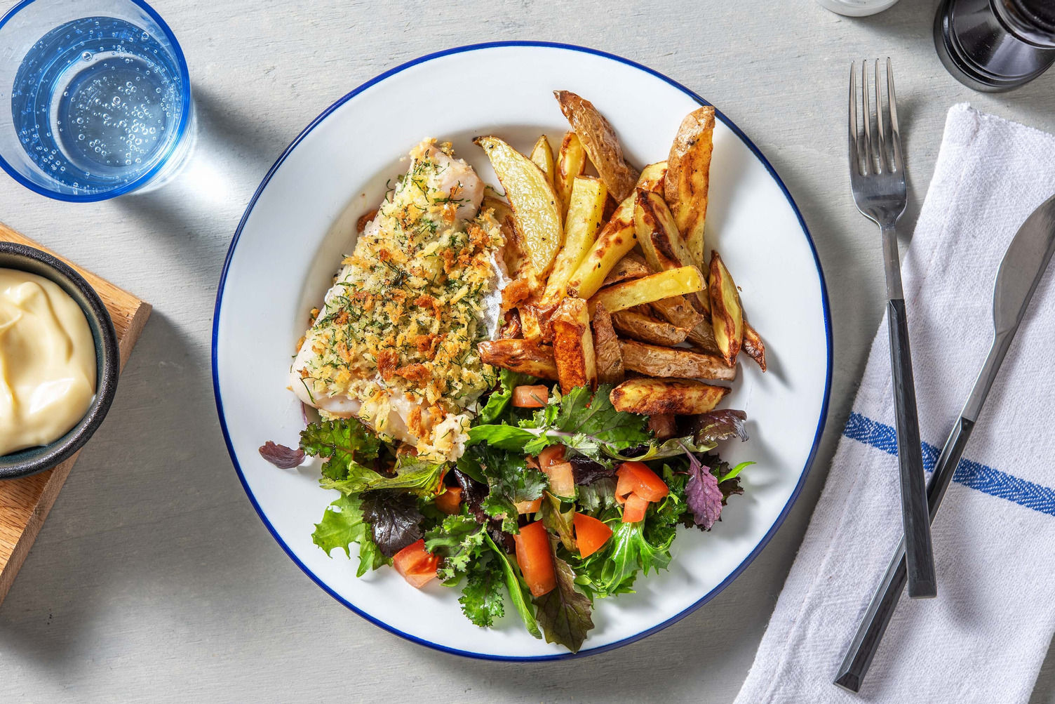 Dill- & citronpanerad sej med pommes, grönsallad och majonnäs Recept ...