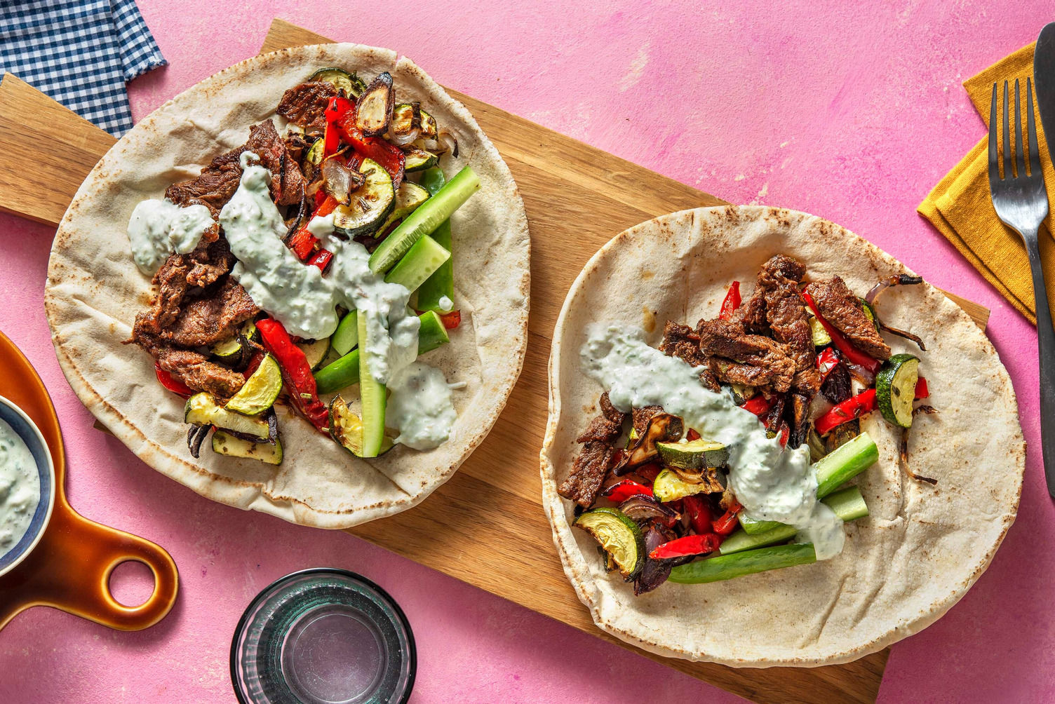 Græske wraps med oksekødsstrimler, tzatziki & bagte grøntsager | HelloFresh