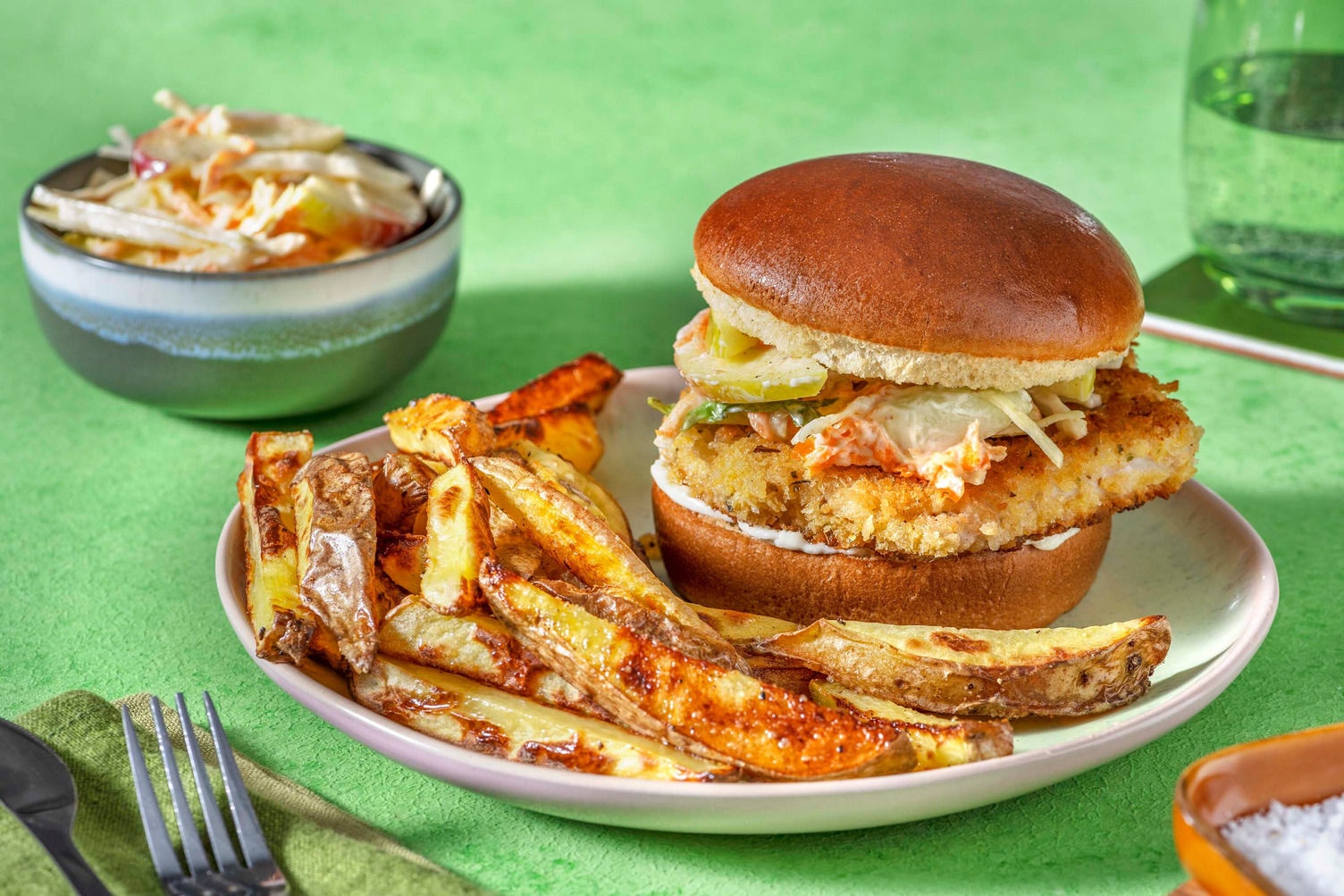 Schnitzelburger med epleslaw og pommes frites | HelloFresh
