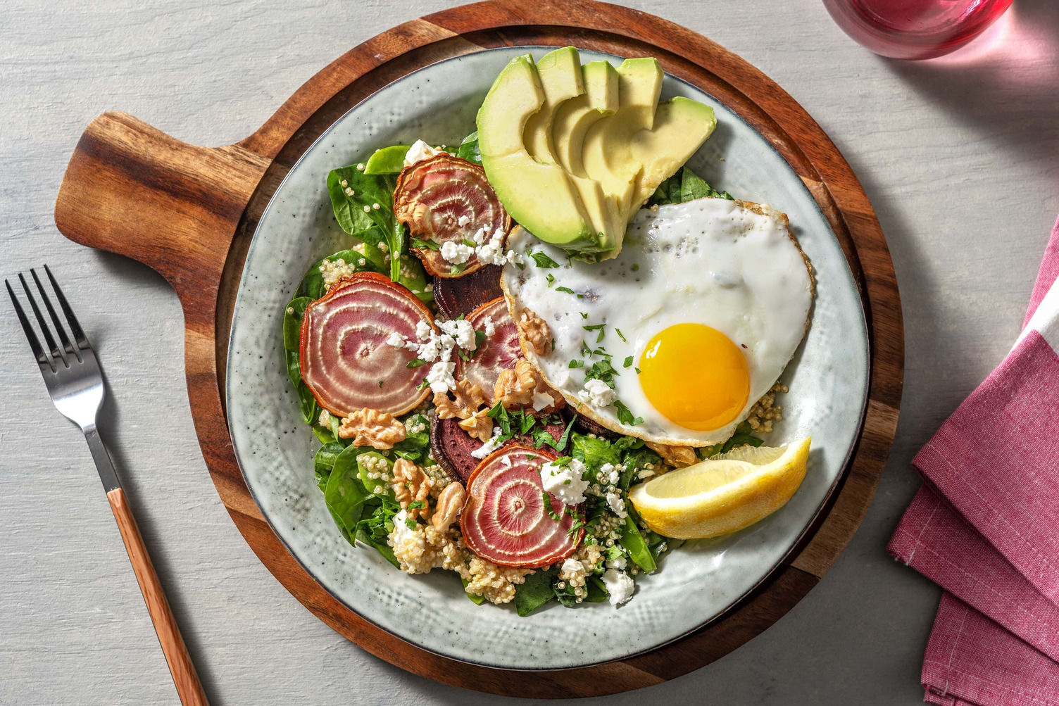 Varm rödbetssallad med quinoa, grekisk salladsost och brytsockerärtor ...