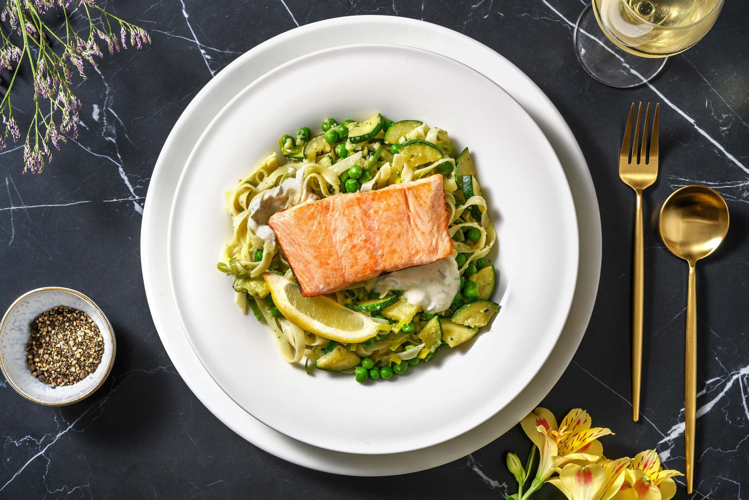 Zalmfilet met spaghetti in roomsaus Recept | HelloFresh