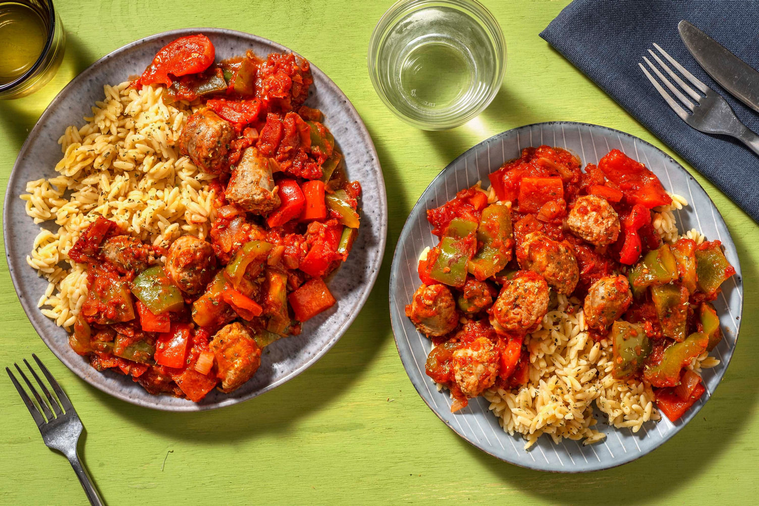 Spetzofai grec : poêlée poivron & chair à saucisse Recette | HelloFresh