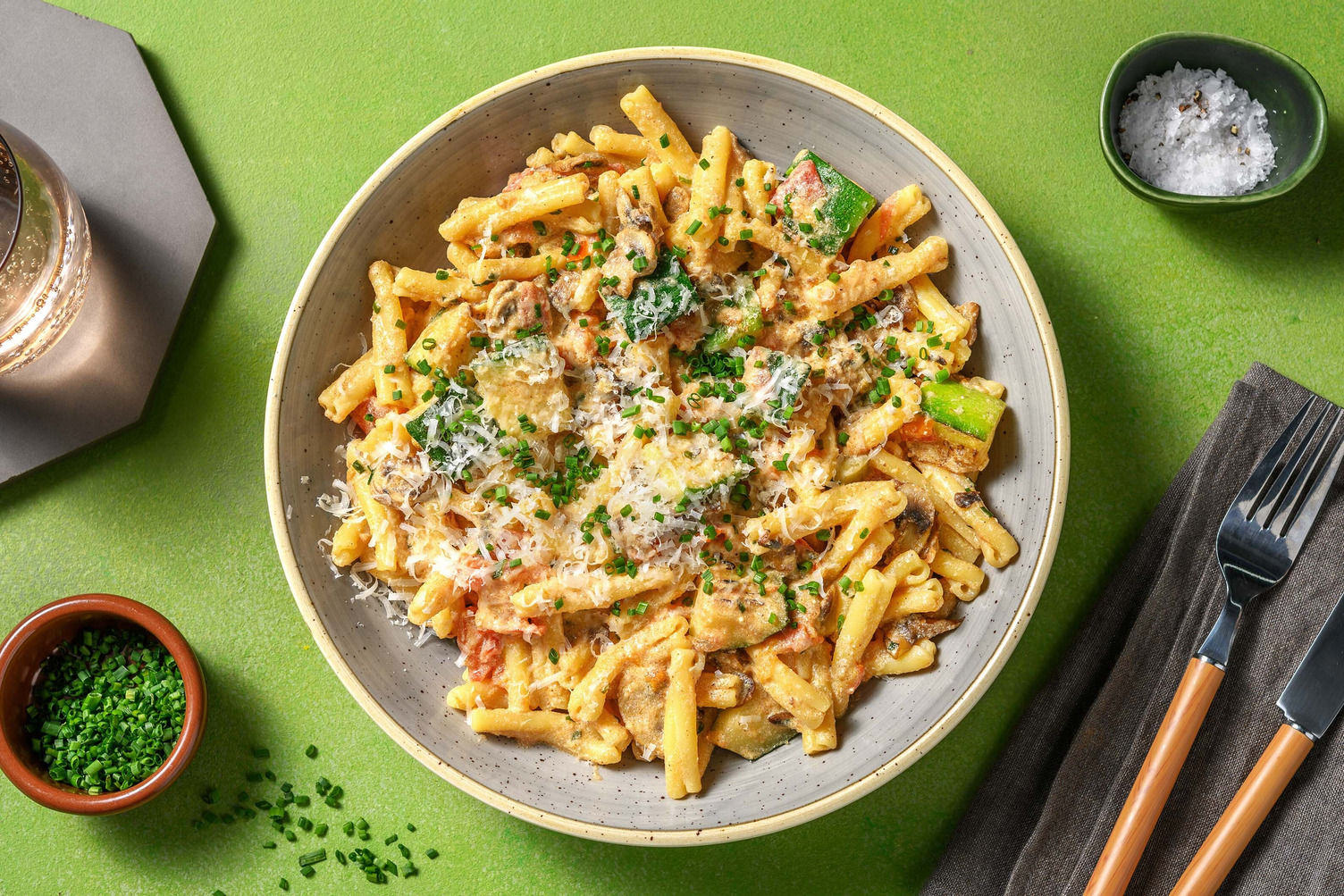 Tagliatelle med ricottasaus, squash, sjampinjong og tomat | HelloFresh