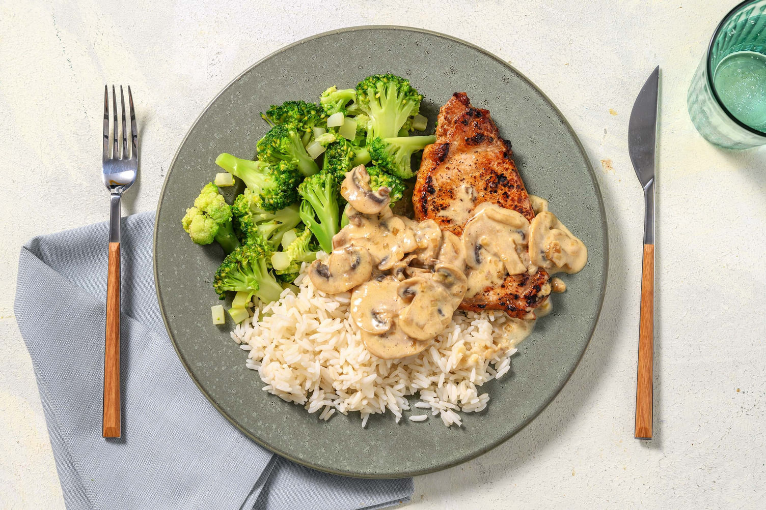 Varkensoester met champignonroomsaus Recept | HelloFresh