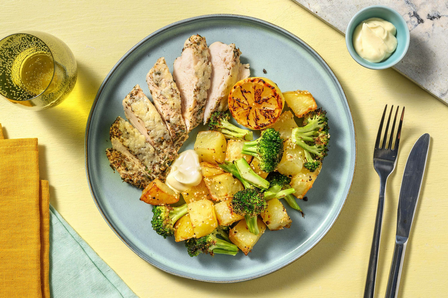 Ovnsbakt kyllingbryst med sesampoteter, brokkoli & lagret ost | HelloFresh