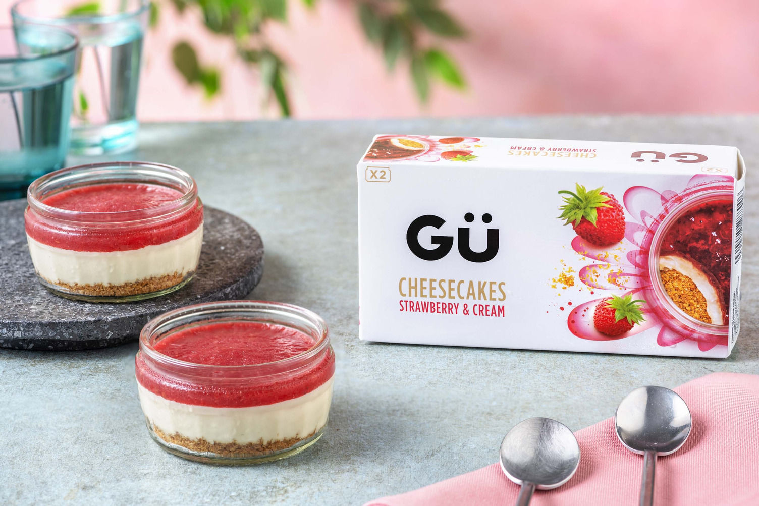 GÜ - Cheesecake met aardbei en crème Recept | HelloFresh