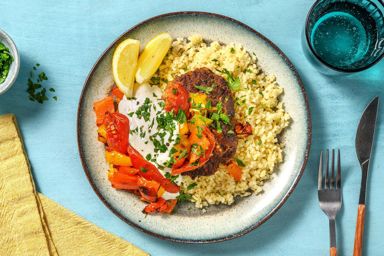 Middelhavs-inspirert hakkebiff med ovnsbakte grønnsaker & sitronbulgur | HelloFresh
