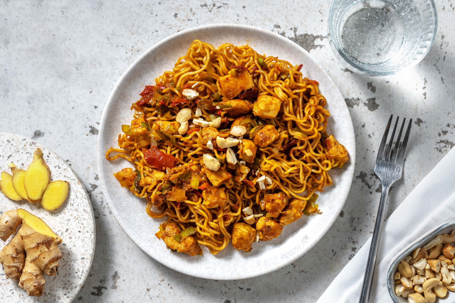 Wok peps de nouilles, poulet & cajous Recette | HelloFresh