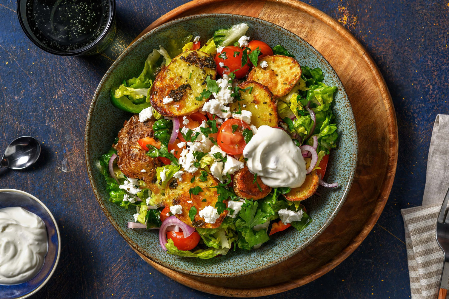 Grekisk sallad med potatis, oliver, salladsost och vitlöksyoghurt ...