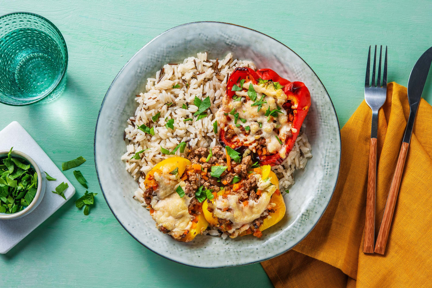 Fylt paprika med cajunkrydret kjøttdeig, persille og villris | HelloFresh