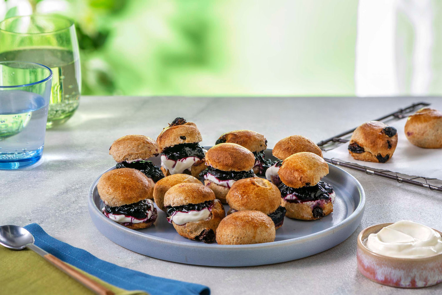 Scones met zelfgemaakte clotted cream en bosbessenjam Recept | HelloFresh