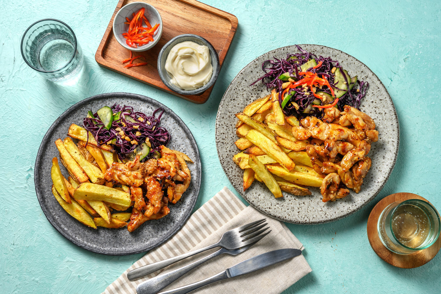 Honning- og soyamarinert kylling med knasende peanøttsalat og sprø ...