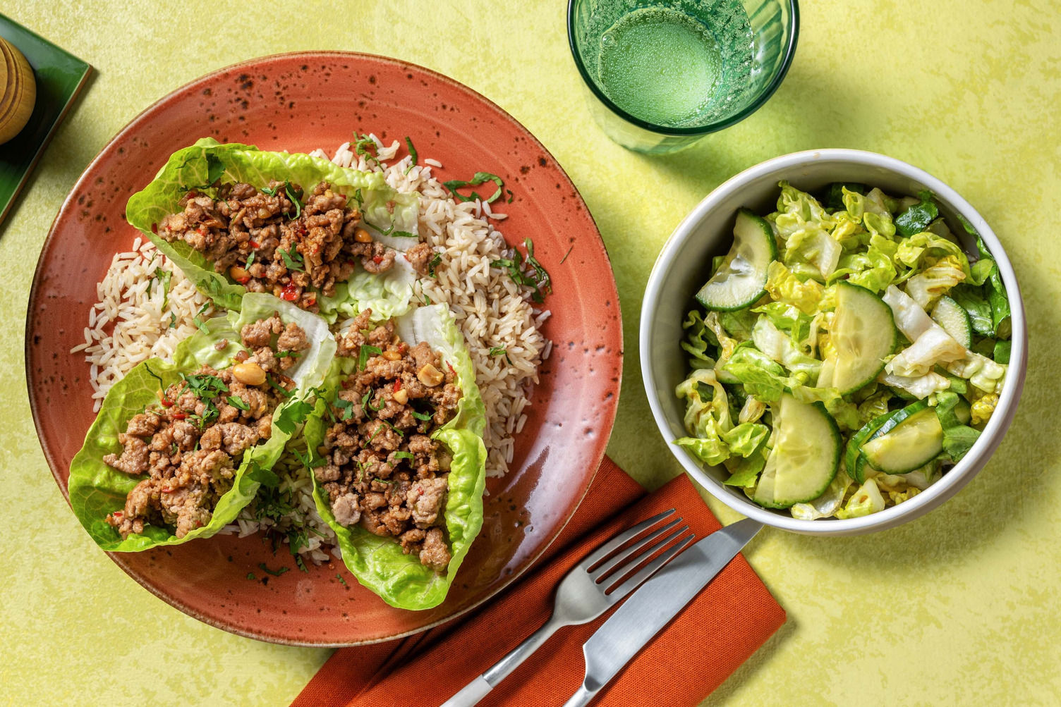 Poulet haché épicé à l'asiatique servi dans de la little gem Recette | HelloFresh