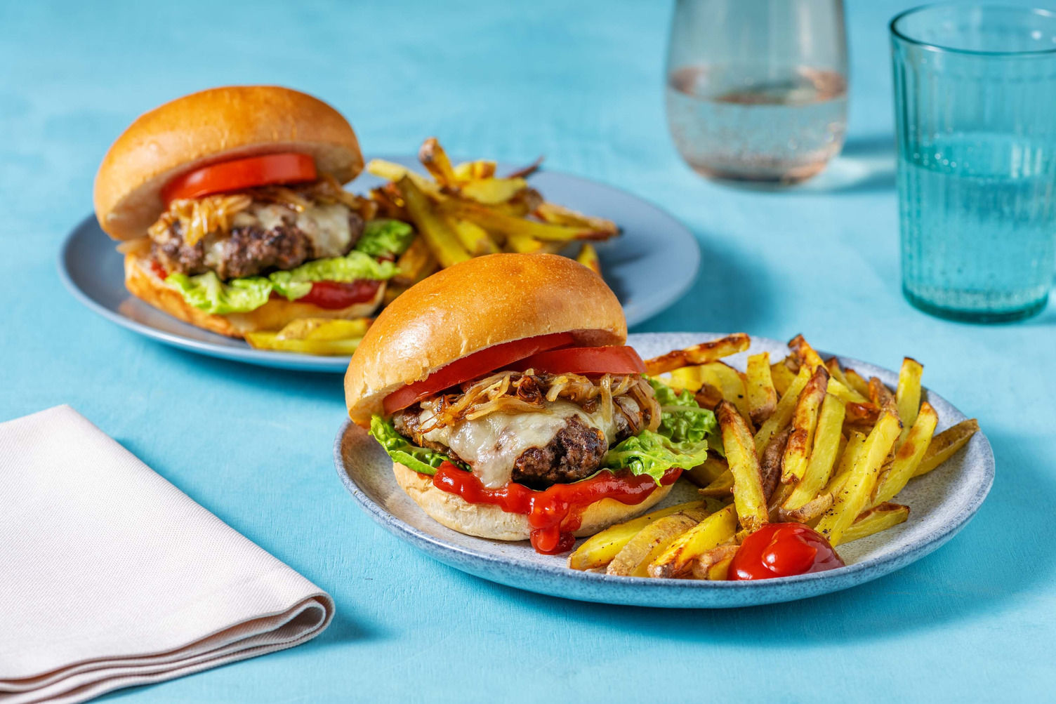 Cheeseburger med karamellisert løk og sprø pommes frites | HelloFresh