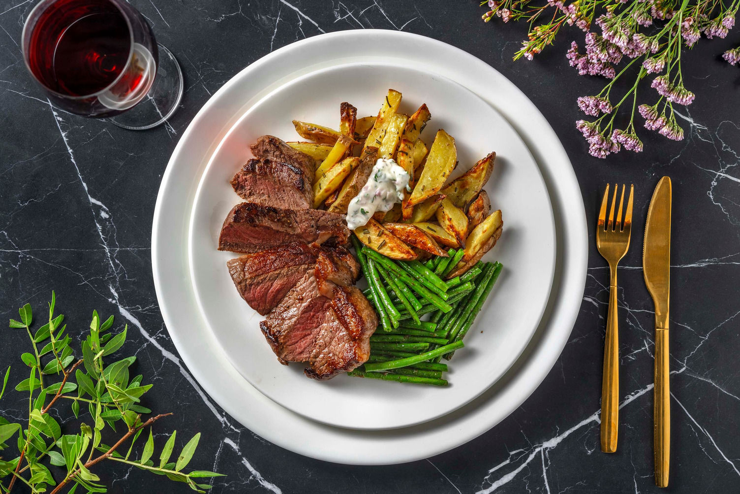 Stekt rumpstek och bearnaiseaioli Recept | HelloFresh