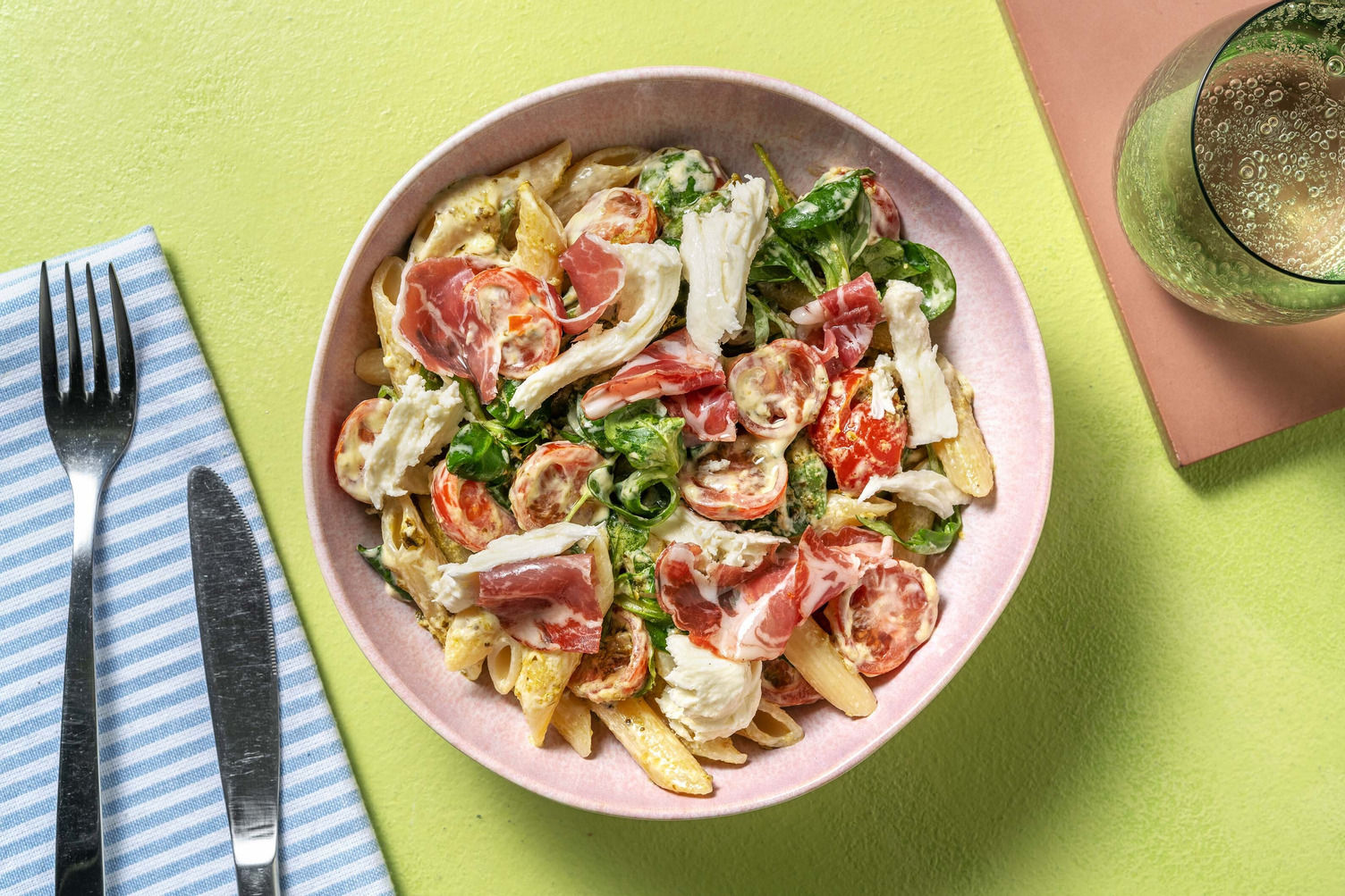 Pasta-bowl met Coppa di Parma en mozzarella Recept | HelloFresh