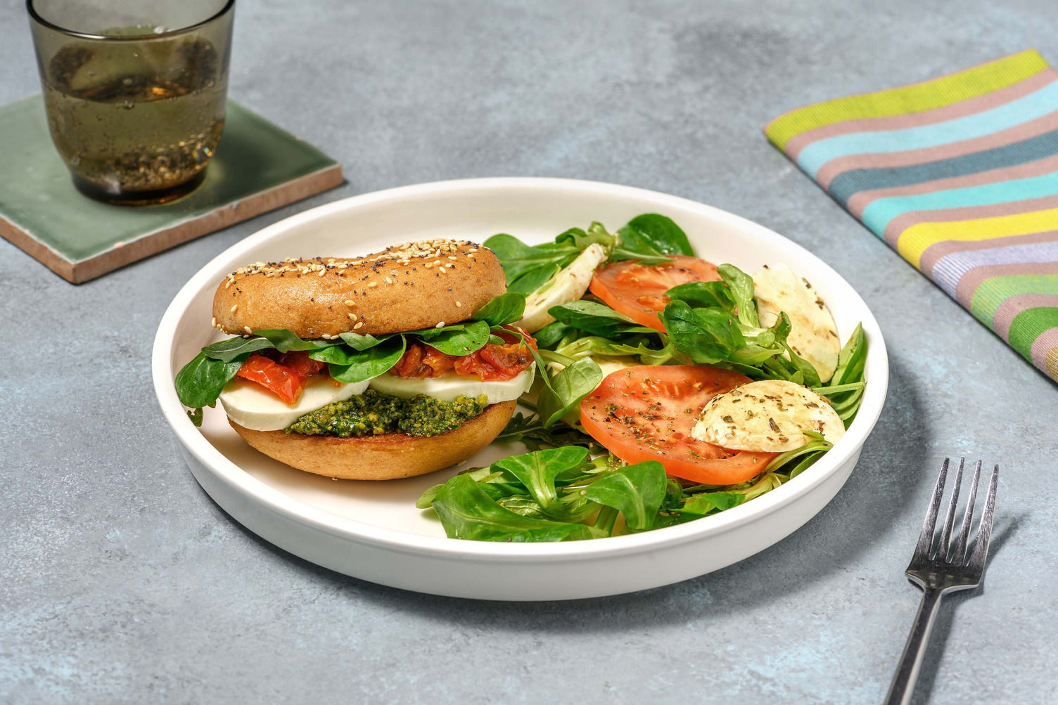 Bagel fior di latte, pesto & tomates séchées Recette | HelloFresh