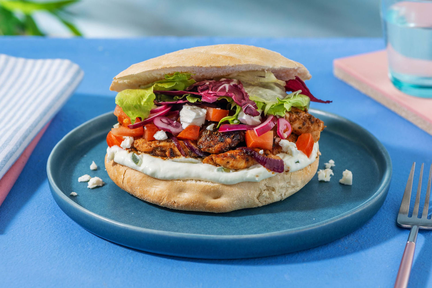 Turks broodje met kipgyros en tzatziki Recept | HelloFresh