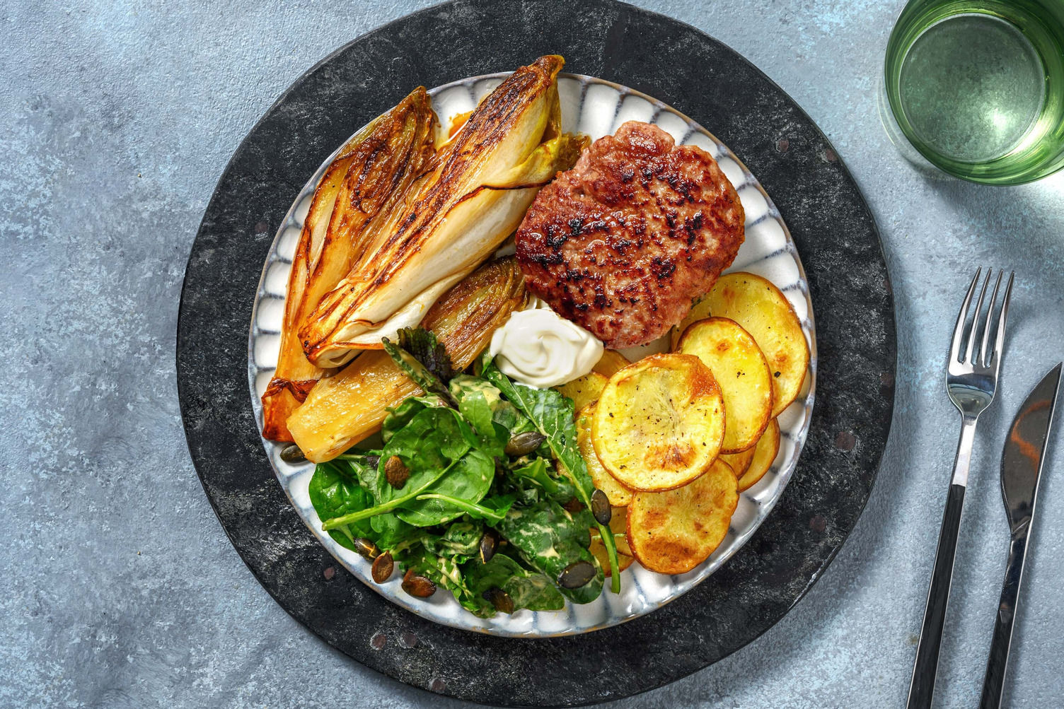 Meatier-burger met gekaramelliseerd witlof Recept | HelloFresh