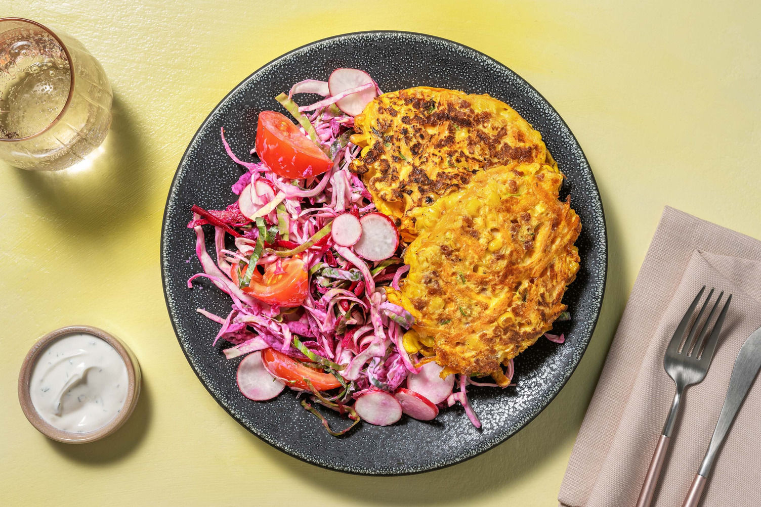 Cheesy corn and bacon fritters Recept | HelloFresh
