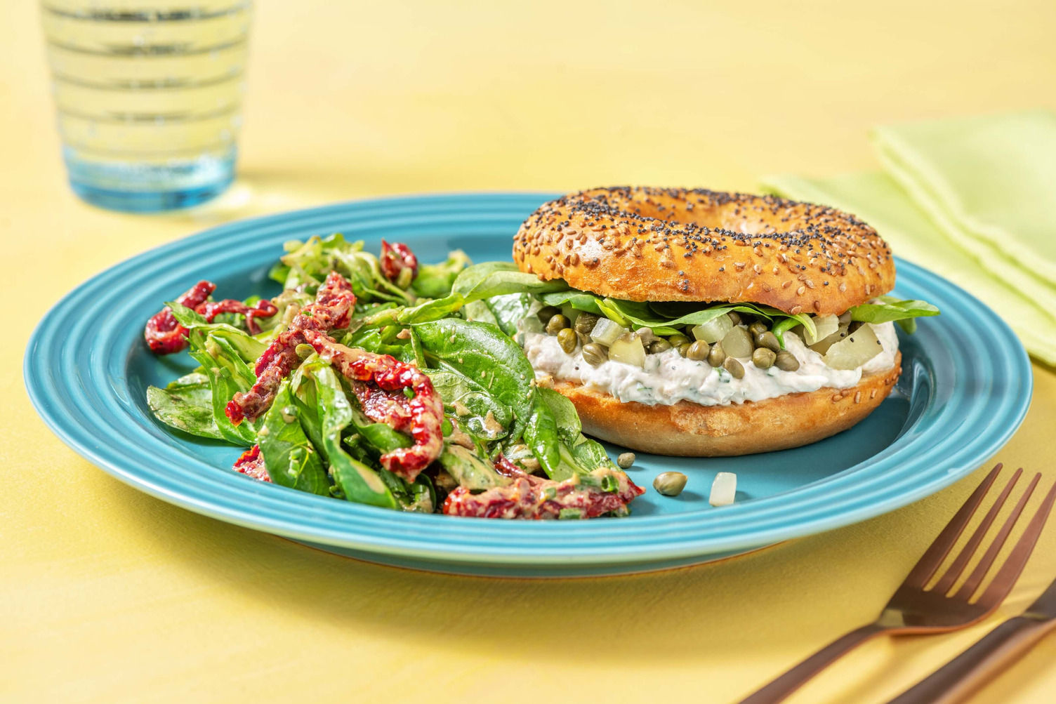 Bagel au thon, fromage frais & salade Recette | HelloFresh